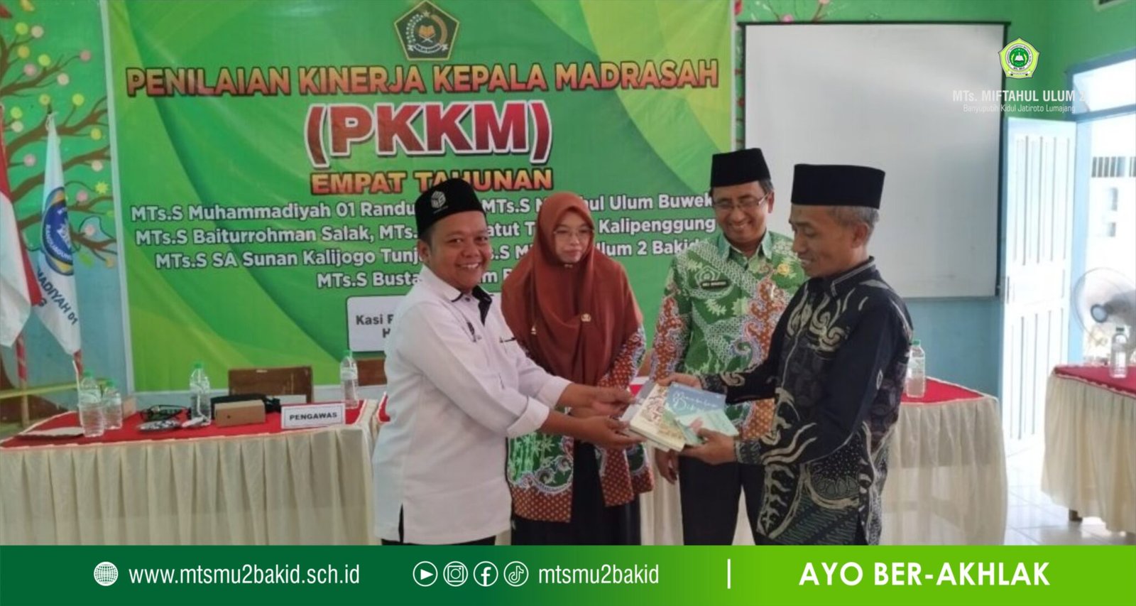 PKKM 4 Tahunan: Kepala Madrasah Serahkan Buku-buku Karya Guru dan Siswa ...